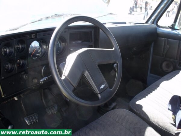 Chevrolet Veraneio – Linha C-1416 – Renovação com novo desenho ...