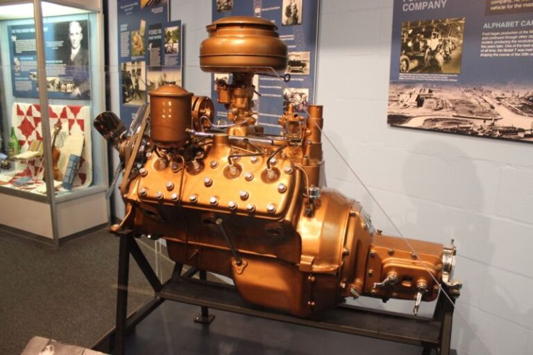 Em 31 de março de 1932, Henry Ford, introduzia o primeiro motor V8 ...